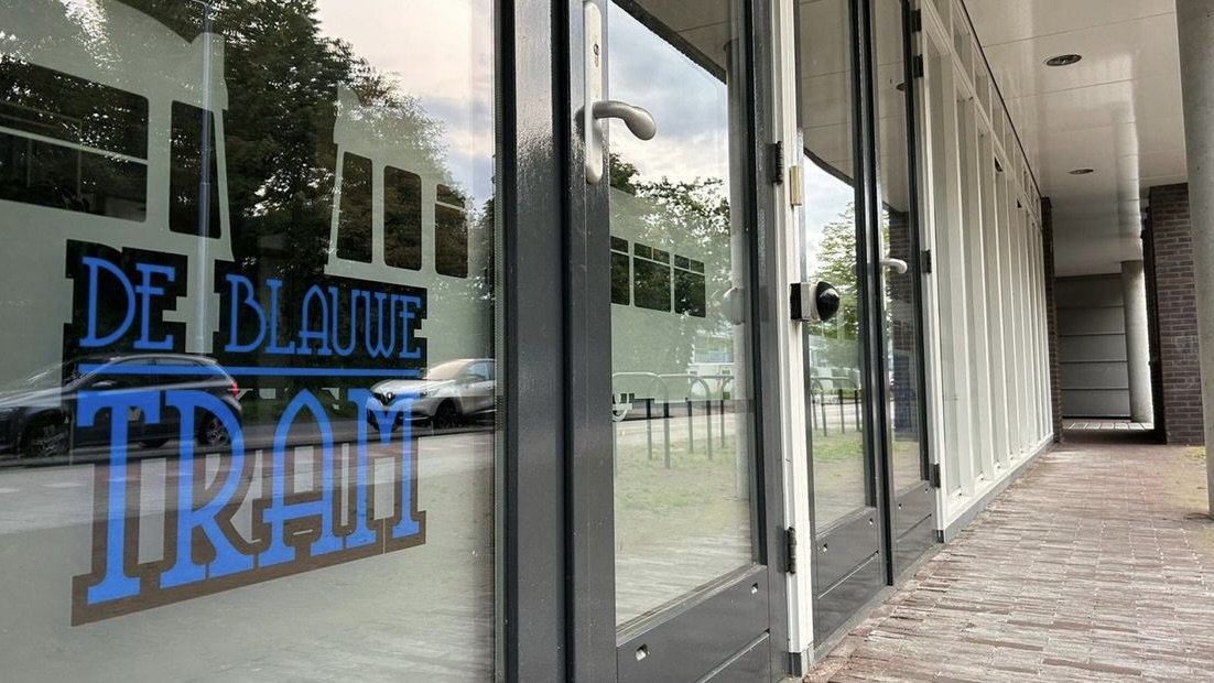 Laatste nieuws uit Leidschendam-Voorburg - Mast op woonflat lijkt 'geslaagde grap' van ...